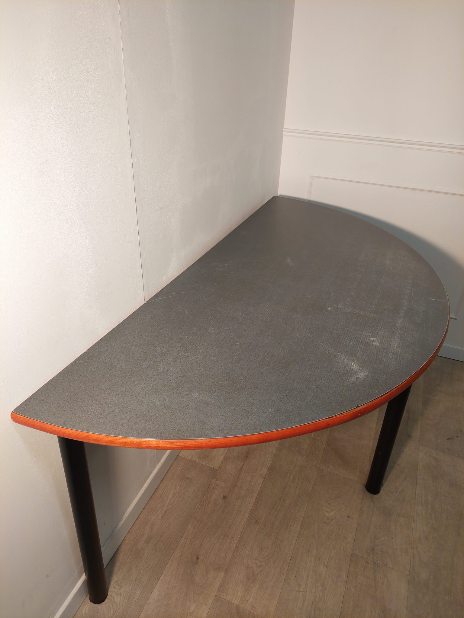 Bobby : Table en bois gris - 35 € - État correct