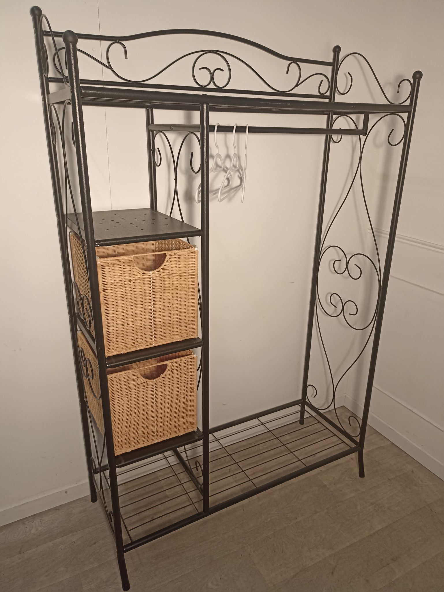 Bobby : Penderie en métal noir - 60 € - Très bon état