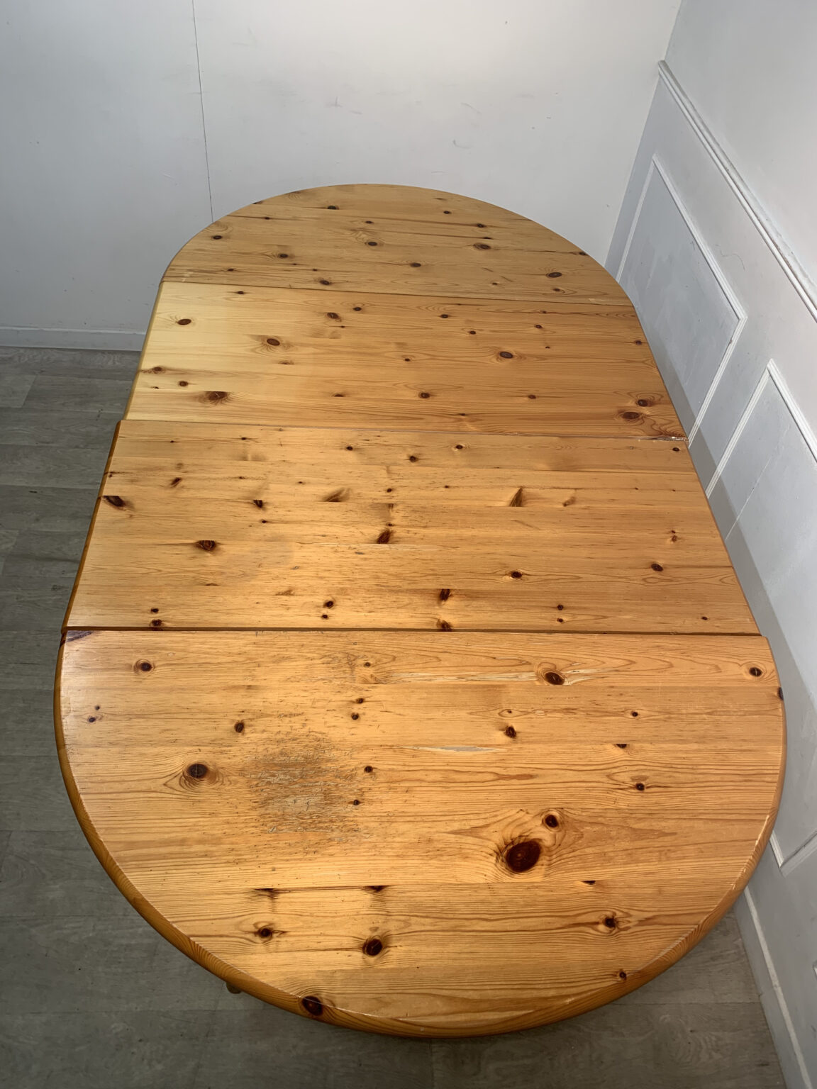 Bobby : Table ronde en pin massif avec rallonges - 70 € - État correct