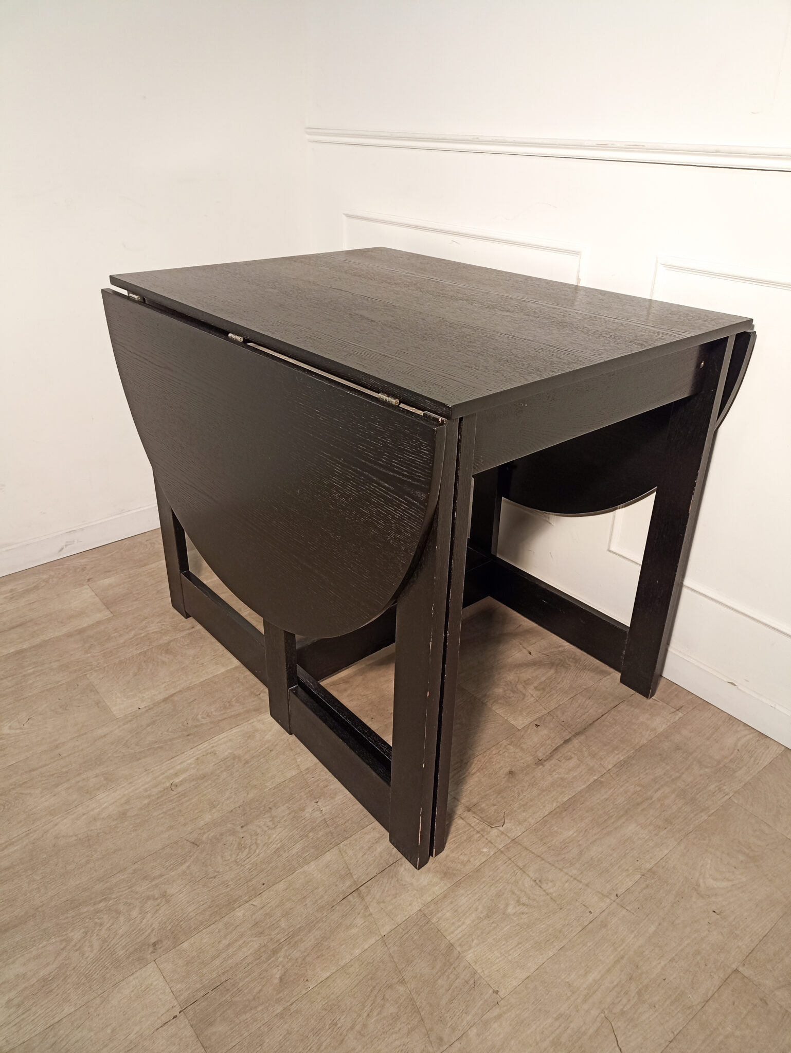 Bobby : Table en bois noire à rabats - 110 € - Bon état