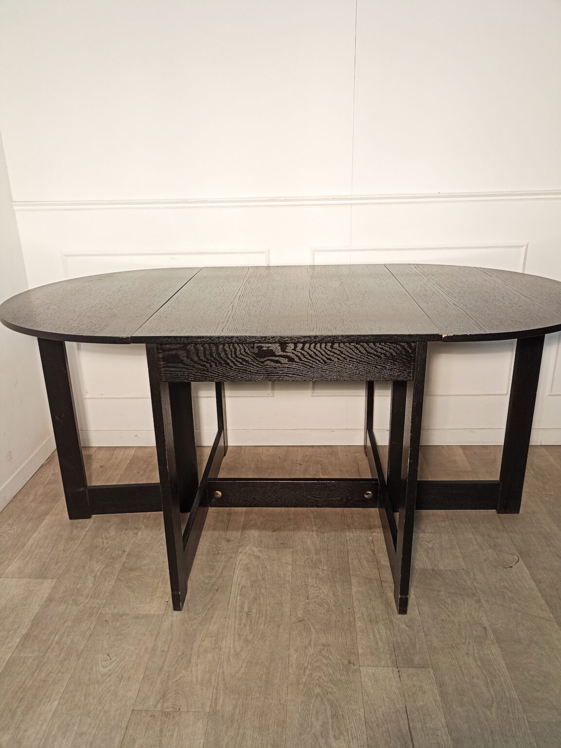 Bobby : Table en bois noire à rabats - 110 € - Bon état