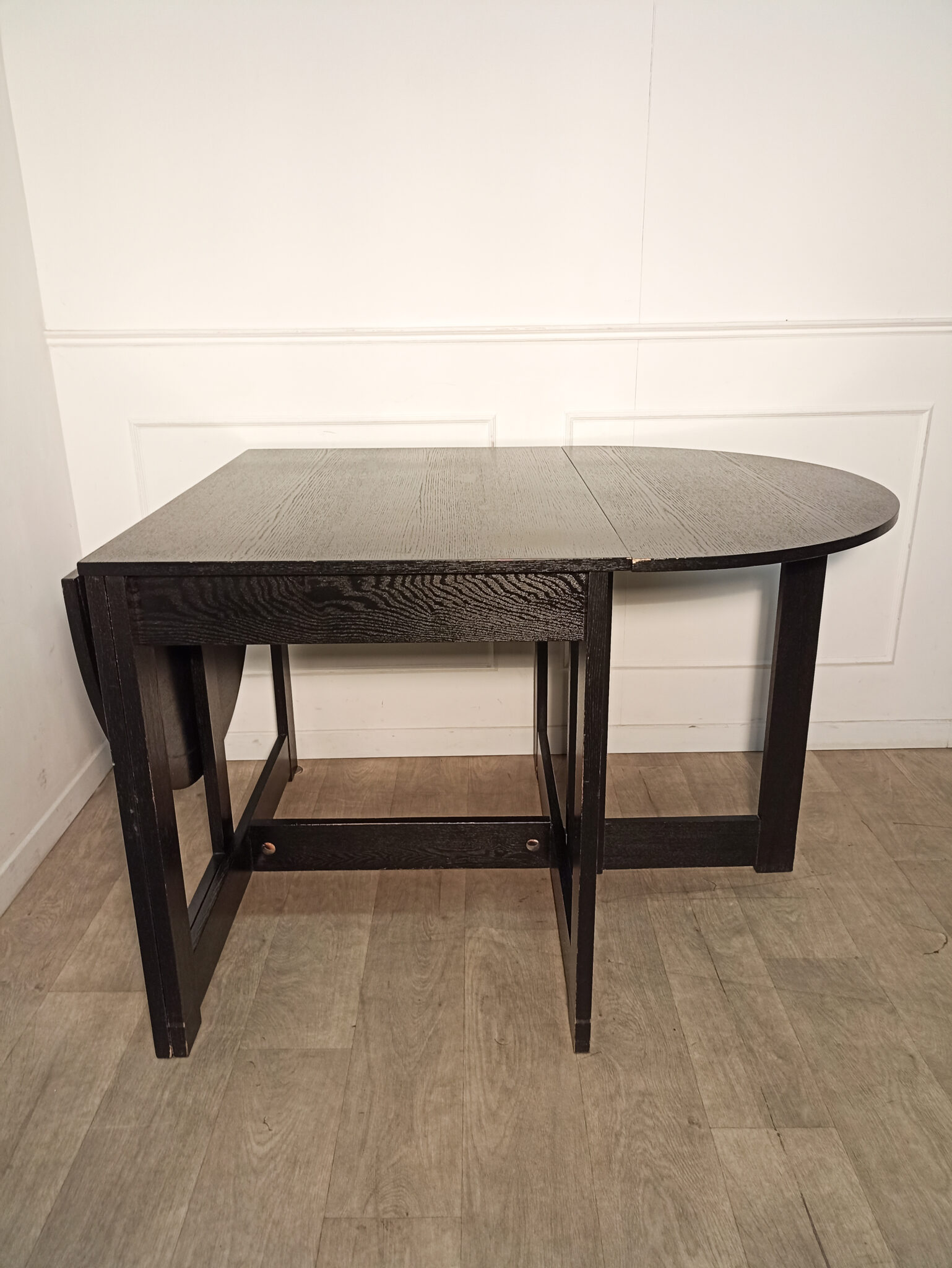 Bobby : Table en bois noire à rabats - 110 € - Bon état